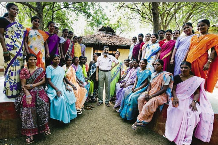 ಗಾಂಧಿ ನೆರಳು -ಕೇಶವ ಮಳಗಿ - “ ರಕ್ತದಂತೆ ಹರಿಯುವ ಒಳಗಿನ ಪ್ರಜ್ಞೆ” - Bevarahani ...
